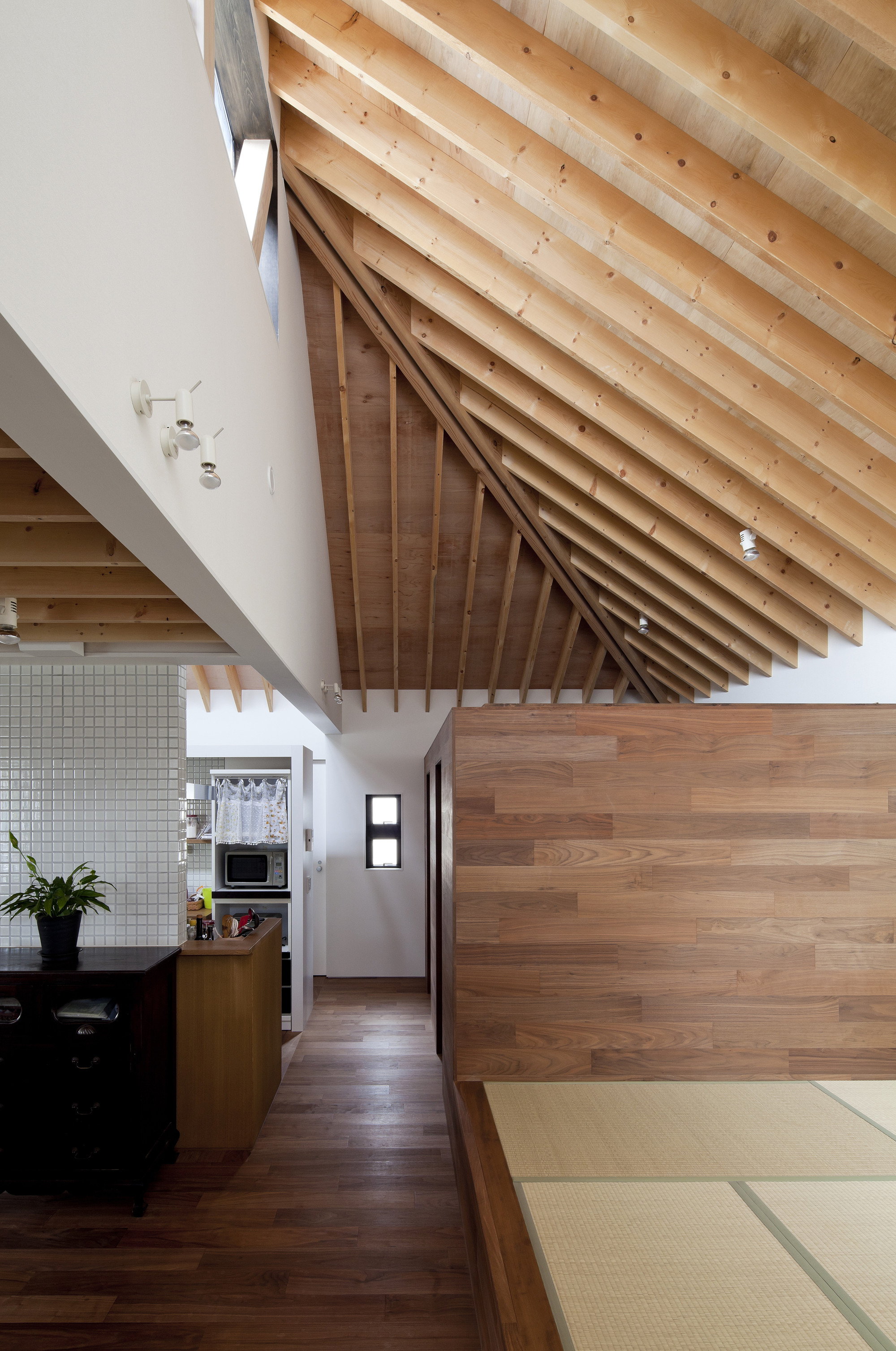 Gallery of Concave Roof House No.2 / Jun Yashiki & Associates - 3