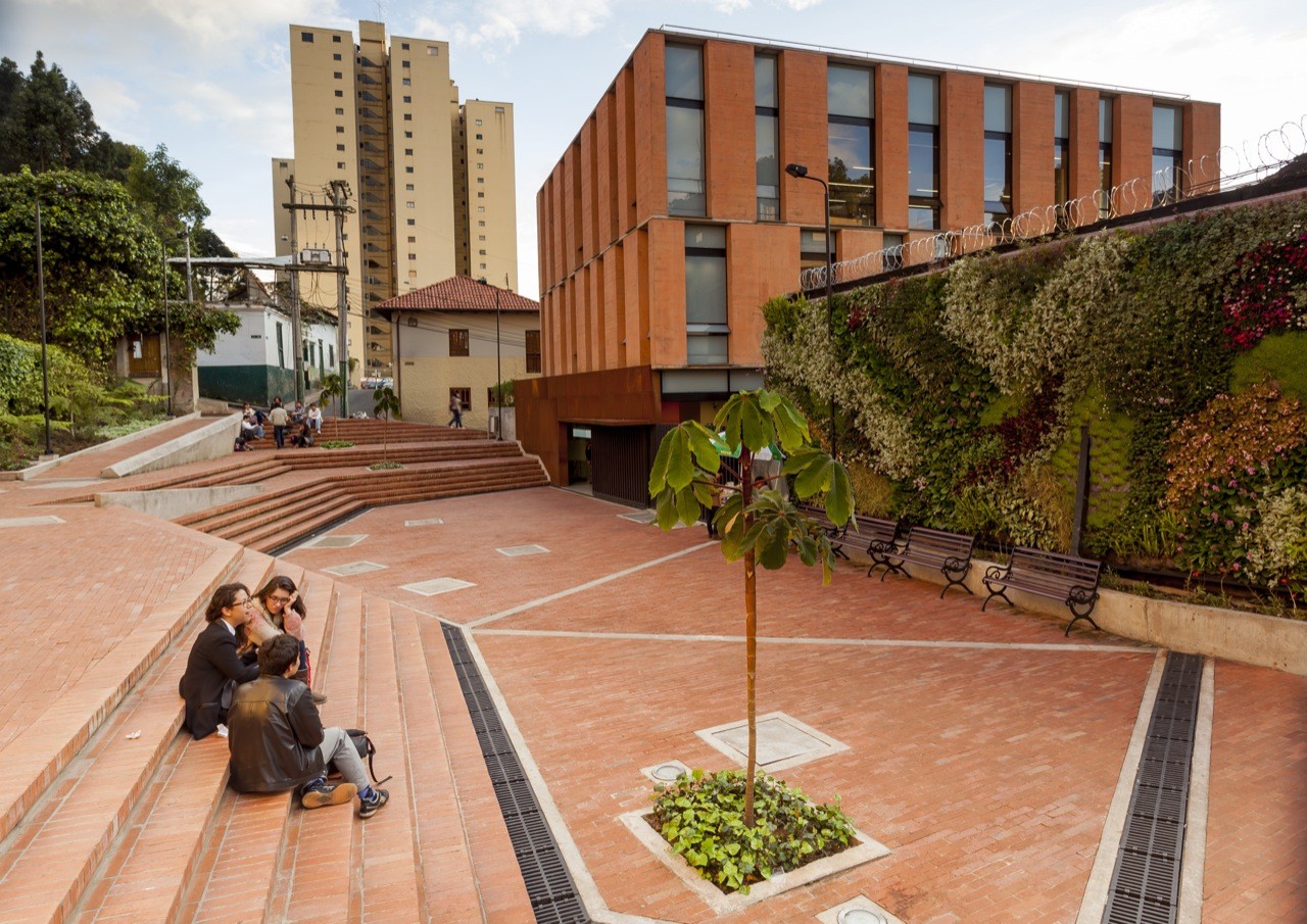 Galería de Espacio “Público” y Centro de Atención Integrada Universidad de Los Andes / taller de ...