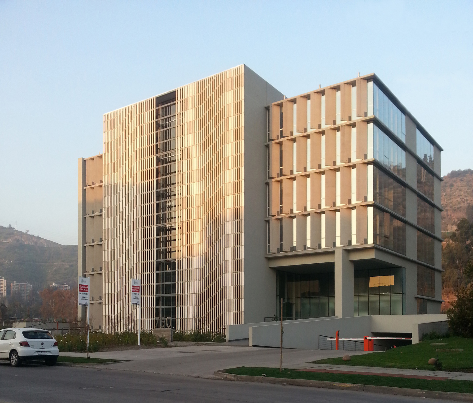 Galería de Edificio Vitra / Sebastián Larroulet + Arturo López + Francisco Vergara - 8