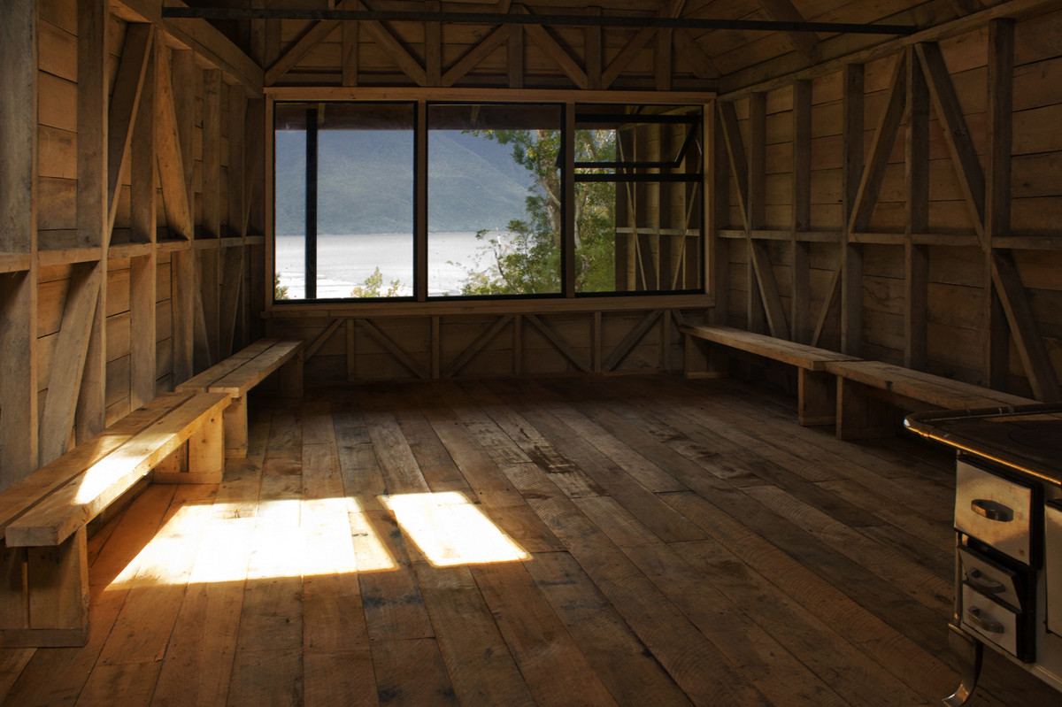 Galería de Refugio en los fiordos de la Patagonia / Armando Montero ...
