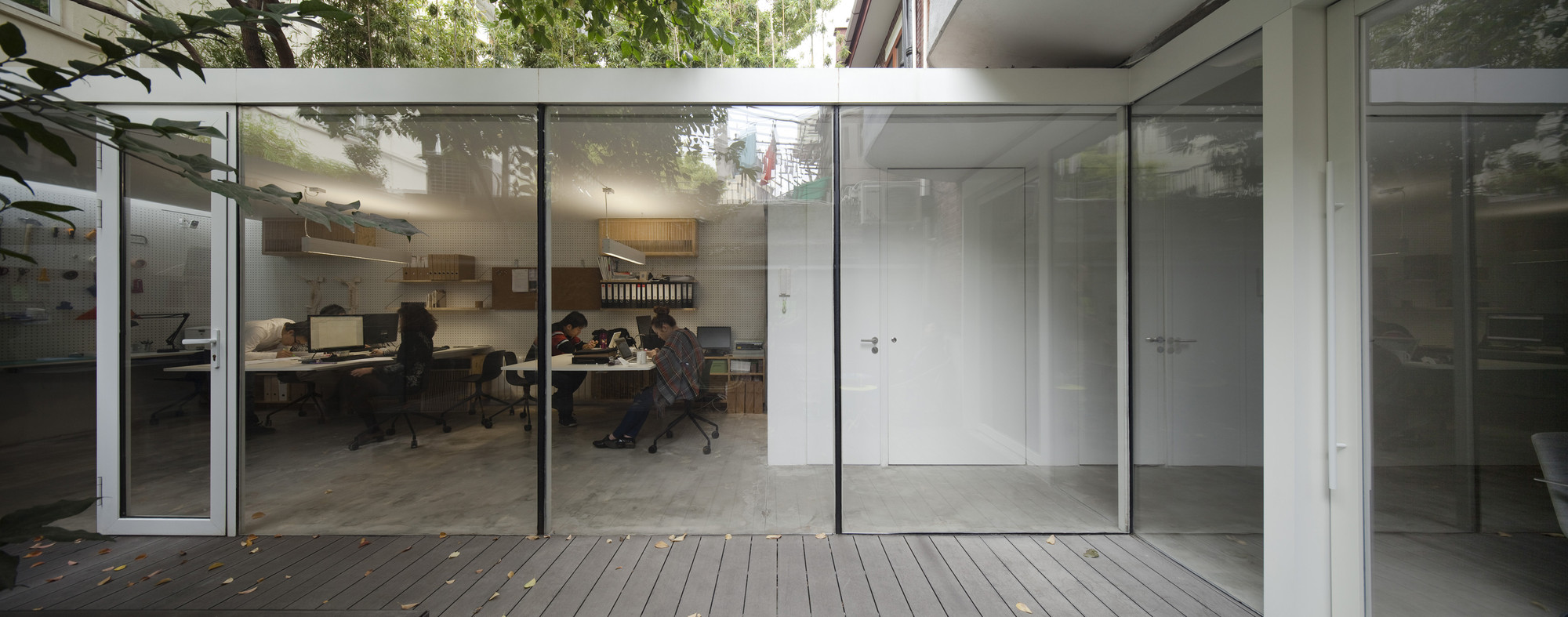 Gallery of Office around a Tree / Lukstudio - 7
