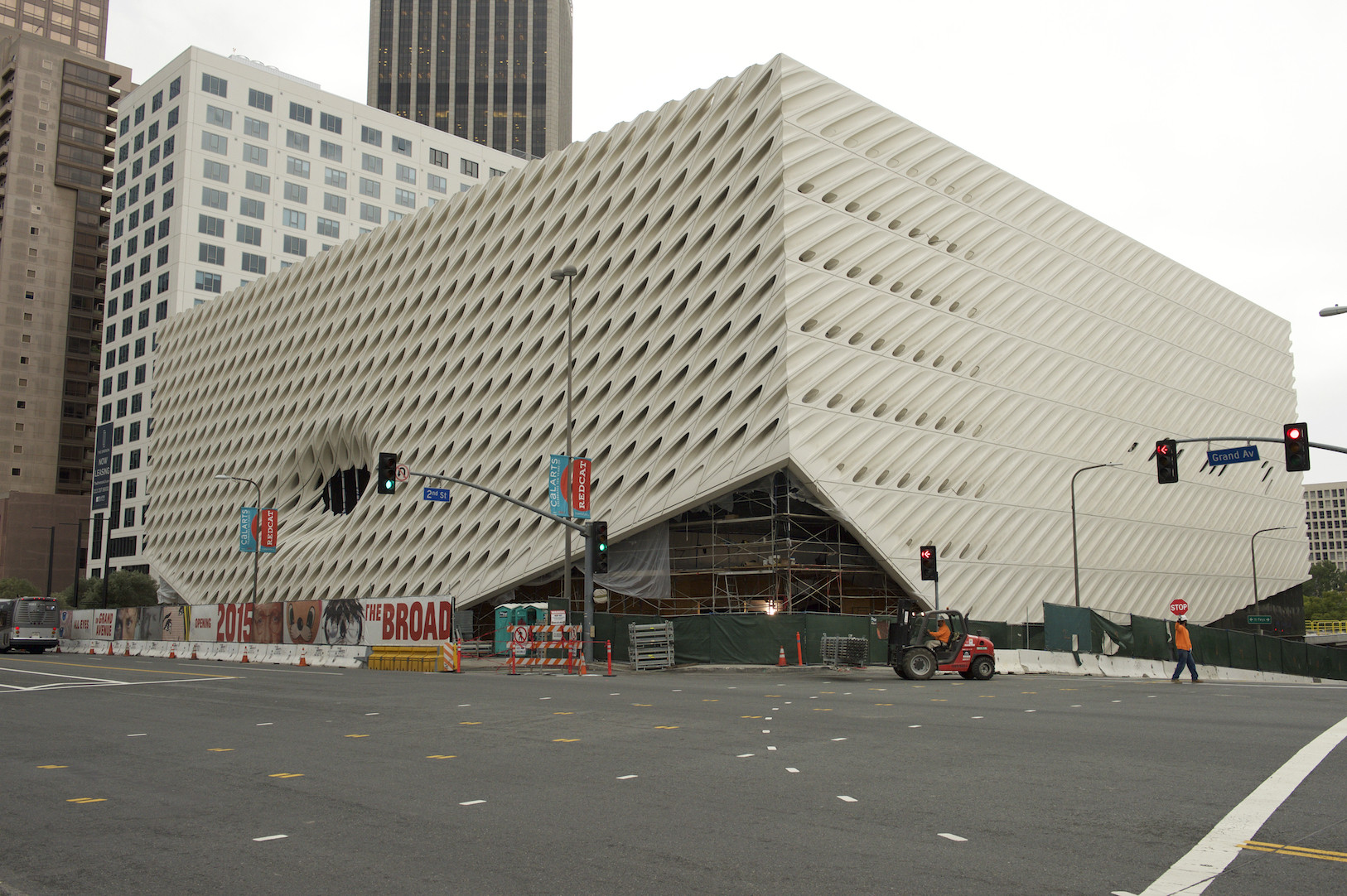 Gallery of The Broad Reveals Its Honeycomb “Veil” - 2