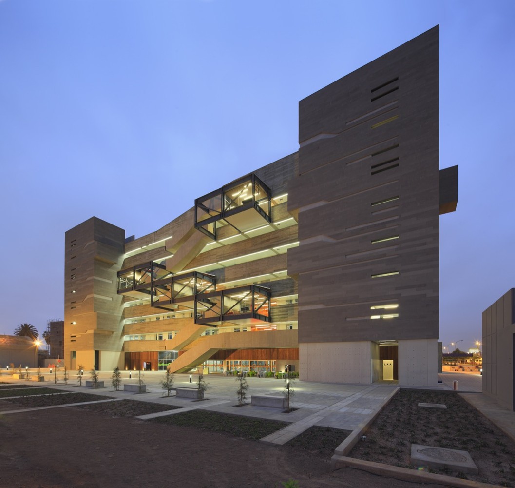 Galería de Edificio de Aulas de Ingeniería y Ciencias PUCP / Llosa ...