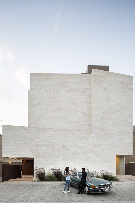 Gallery of Box House I / Massive Order - 11