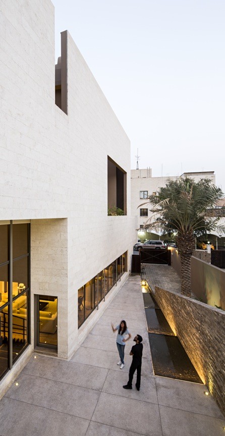 Gallery of Box House I / Massive Order - 12