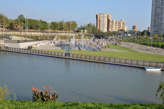 Galería de Paisaje y Arquitectura: Parque Fluvial Renato Poblete, el ...