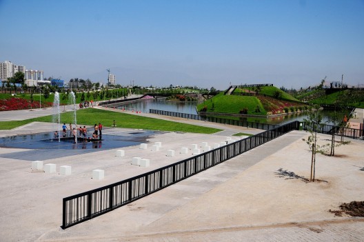 Galería de Paisaje y Arquitectura: Parque Fluvial Renato Poblete, el ...