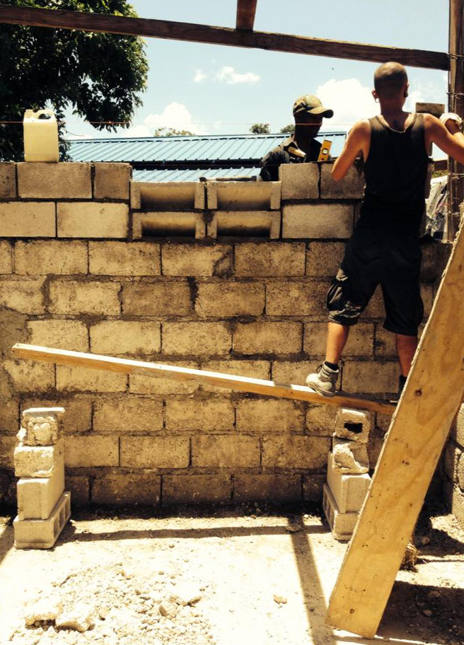 Galería de Reconstrucción de viviendas sobre sus propias ruinas ...