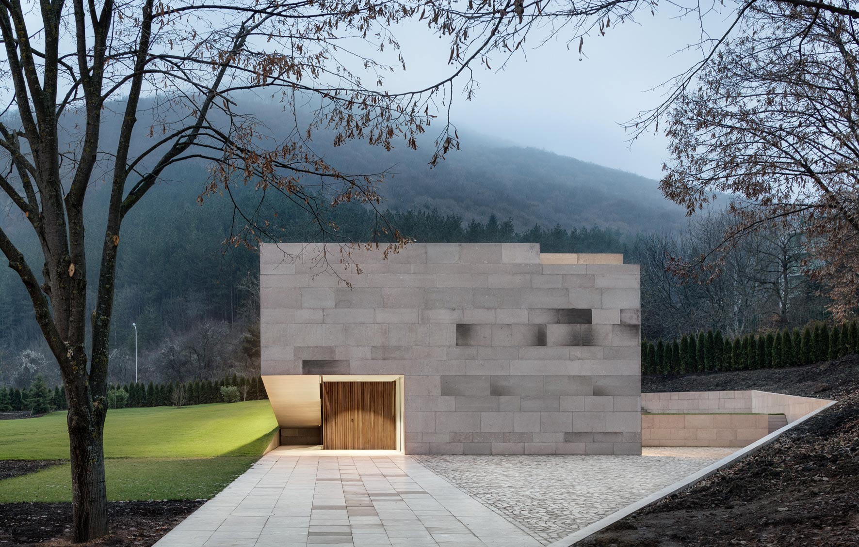 Gallery of Slight Slope Long House / I/O Architects - 2