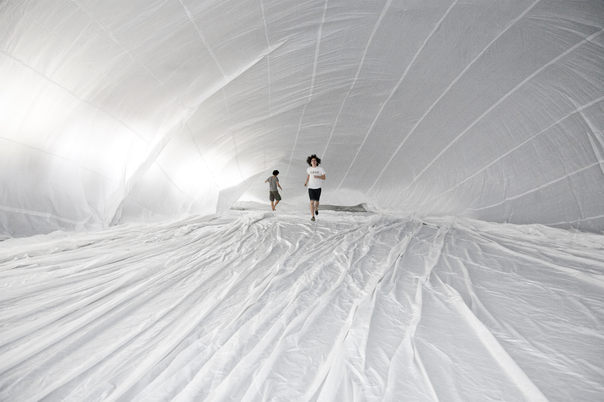 Galería de Intervención Urbana: estructuras inflables que se apropian ...