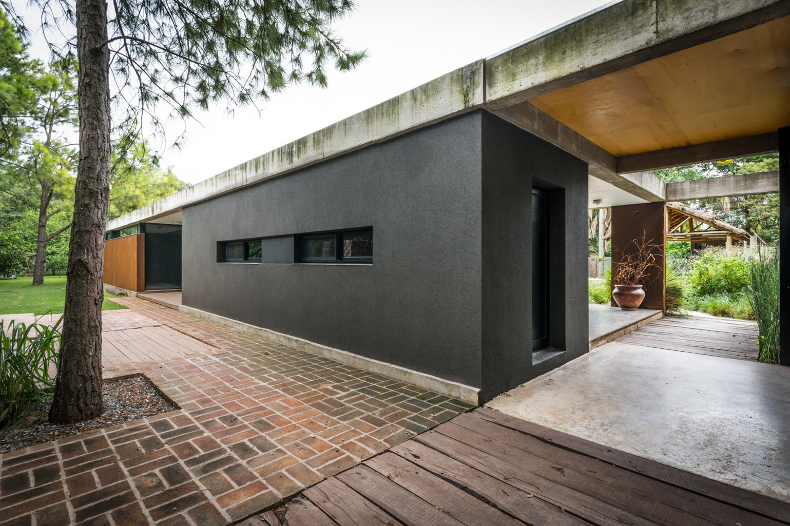 Gallery of Linear House / Roberto Benito - 12