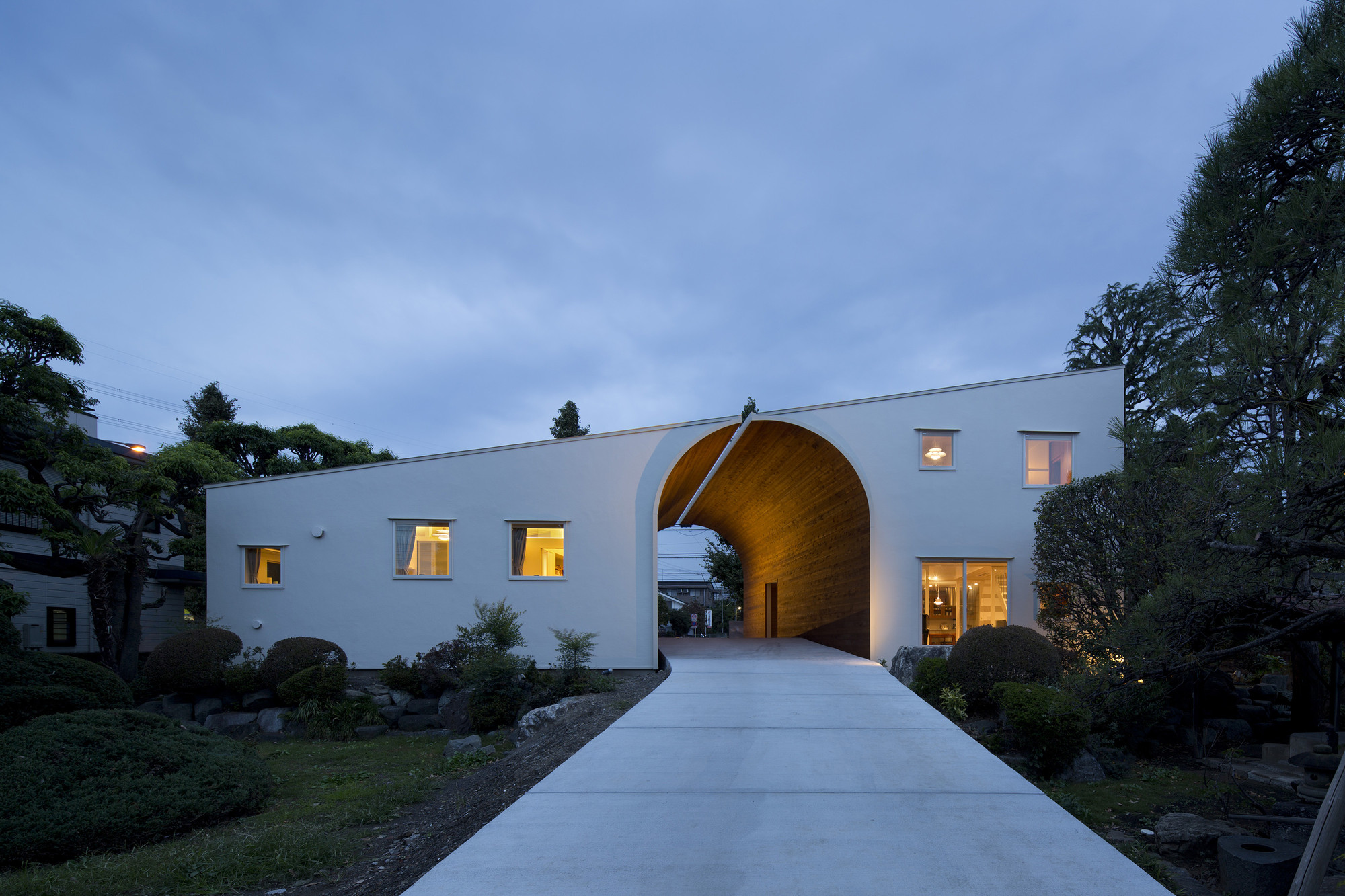 Gallery of Arch Wall House / Naf Architect & Design - 17