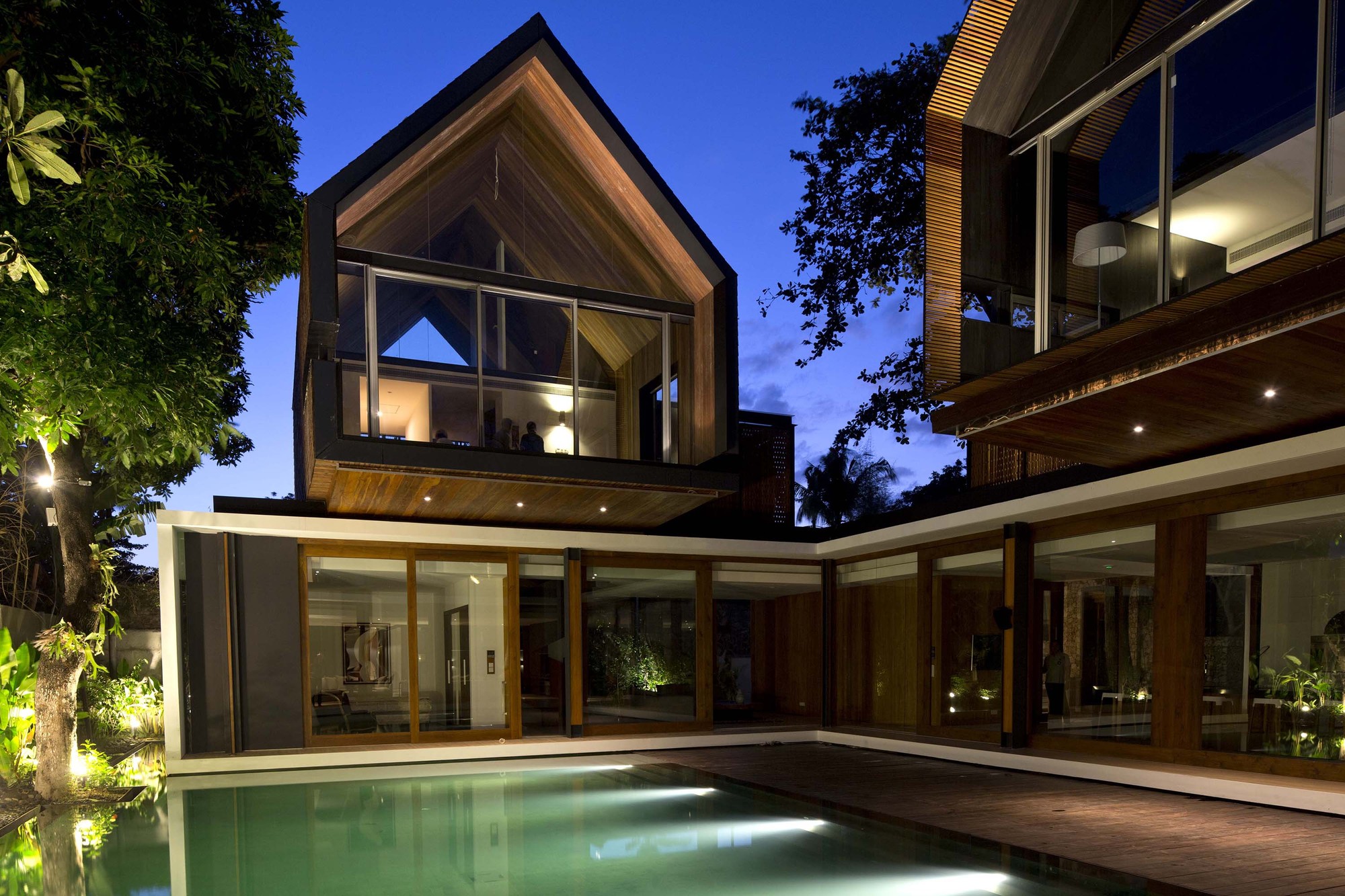 Gallery of Svarga Residence / RT+Q Architects - 11