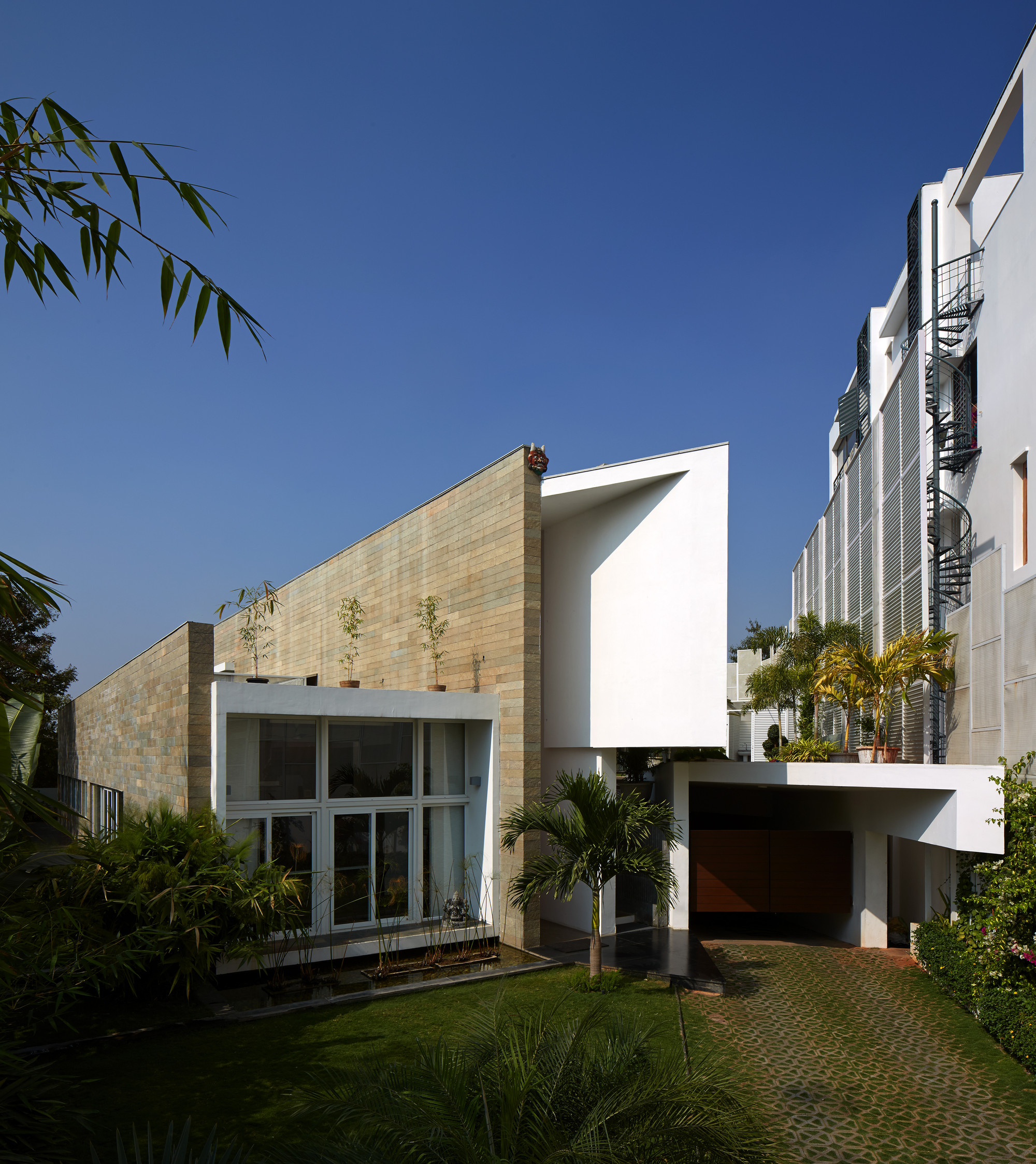 Gallery of Fort House / Sameep Padora & Associates - 11