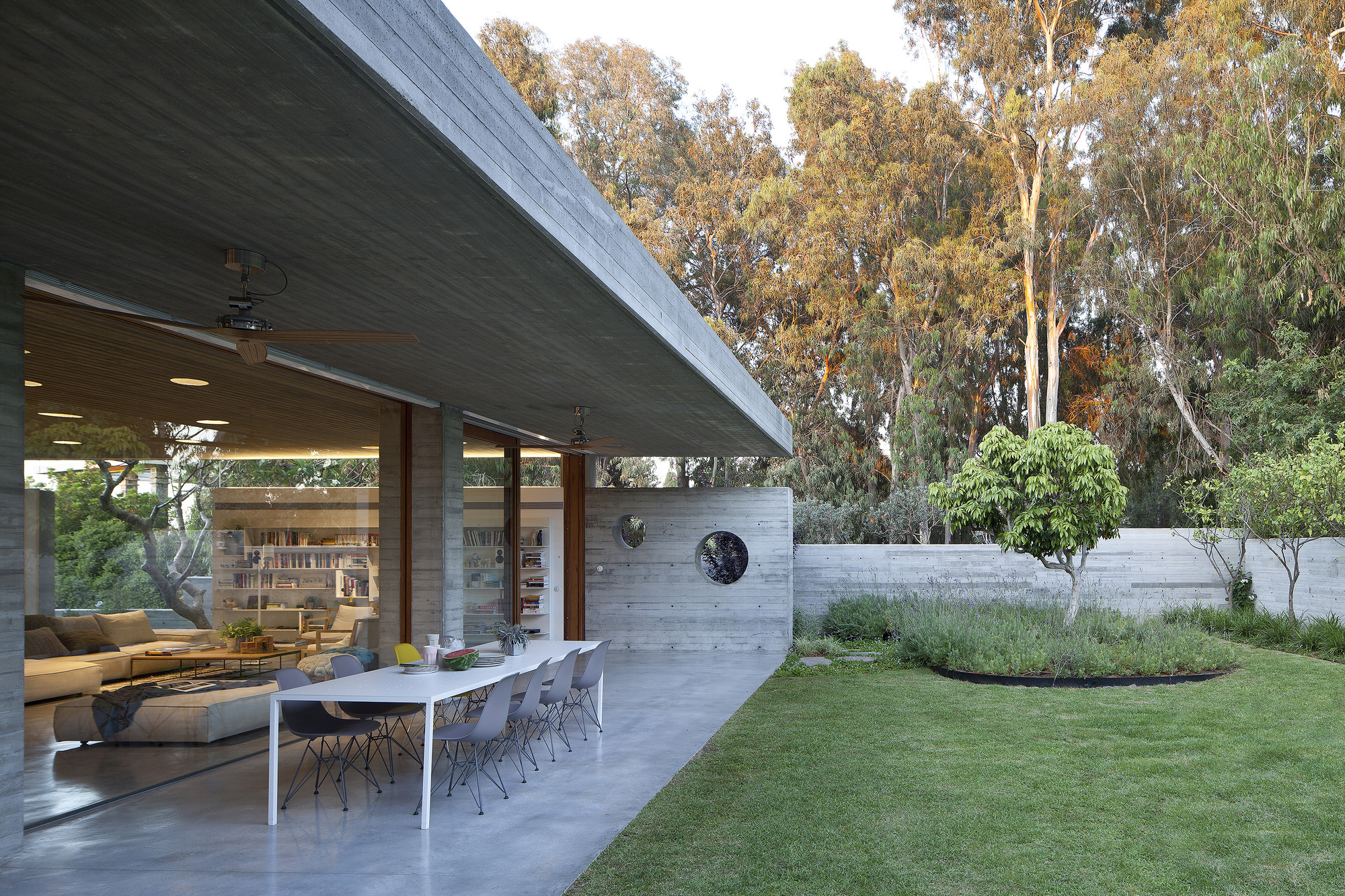 Galeria de Uma casa para um arquiteto / Pitsou Kedem Architects - 26