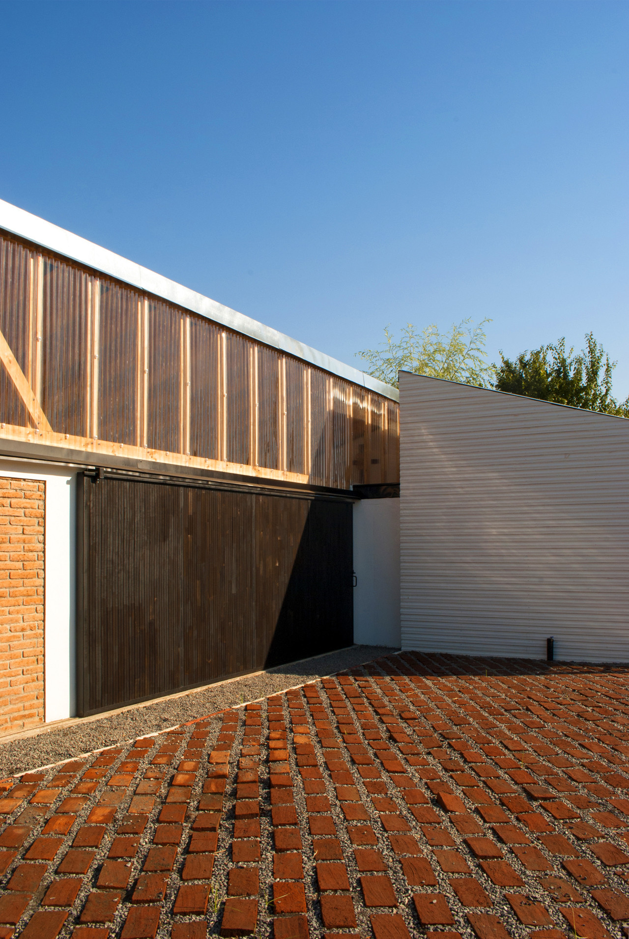 Galería de Rehabilitación de capilla rural en Teno: una extensión del ...