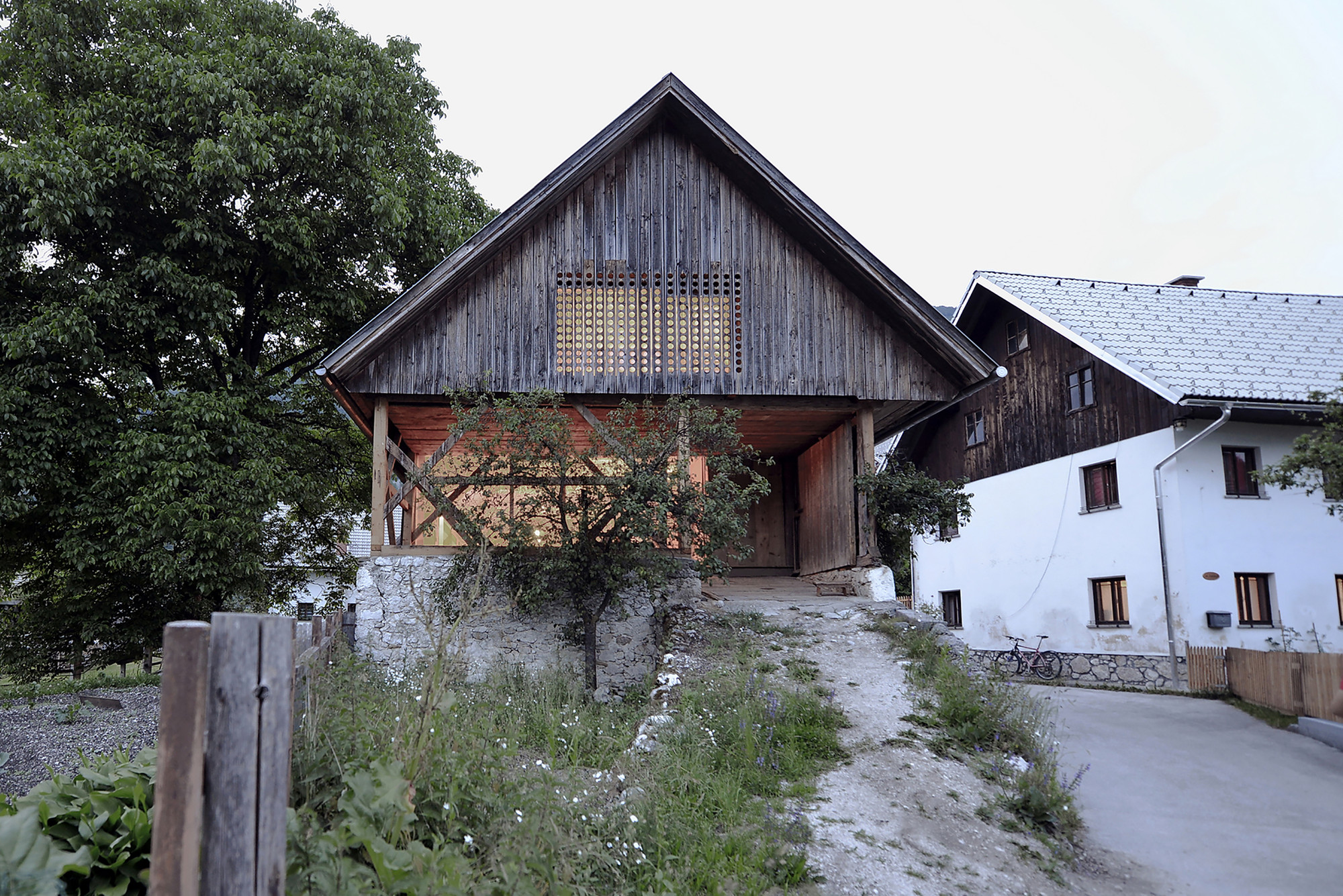 Gallery of Alpine Barn Apartment / OFIS Architects - 3