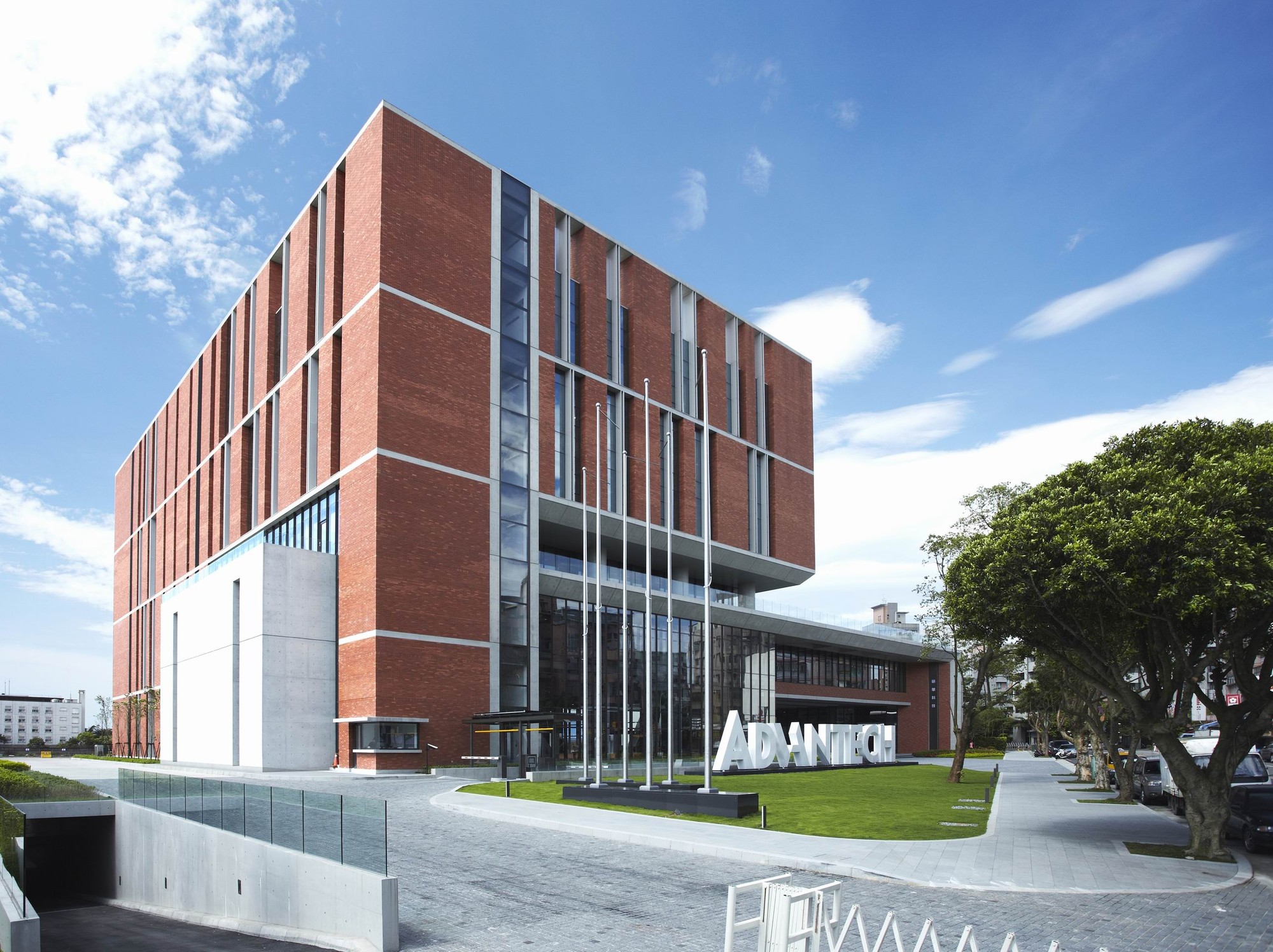 Gallery of Advantech Linkou Campus Phase 1 / JJP Architects & Planners - 3