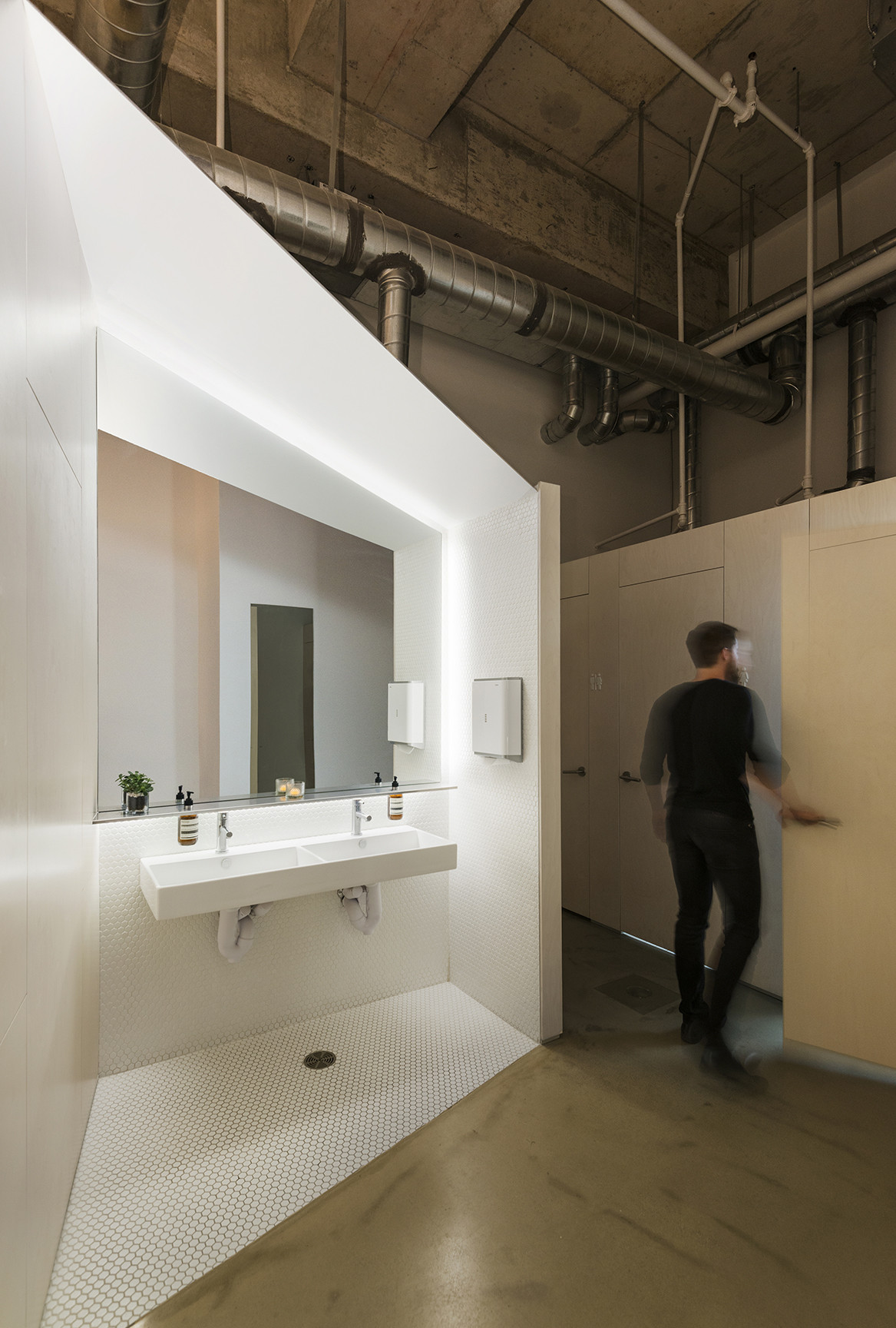 Gallery of ODIN Bar & Café / Phaedrus Studio - 7