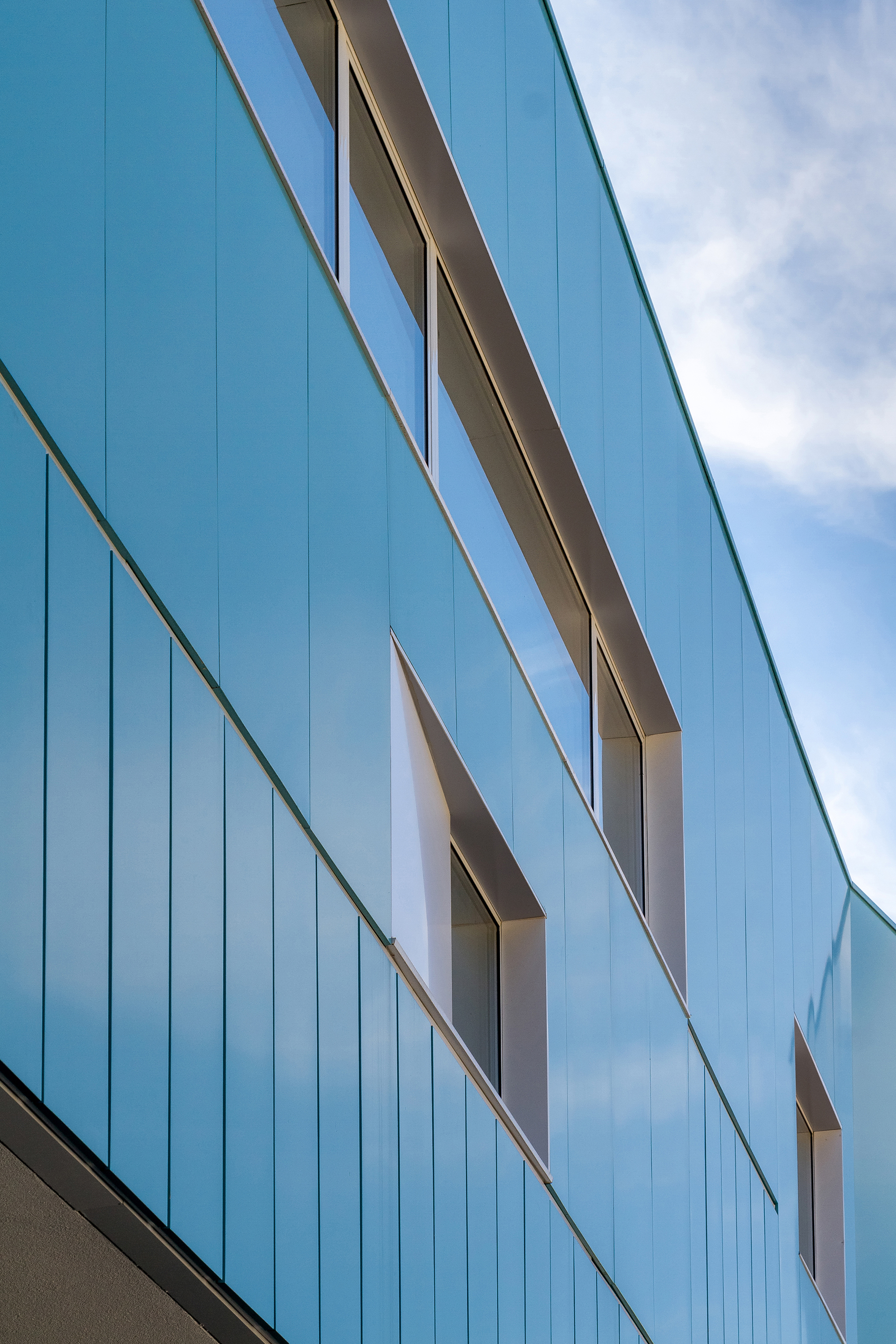 Gallery of Turquoise / Urban Office - 26