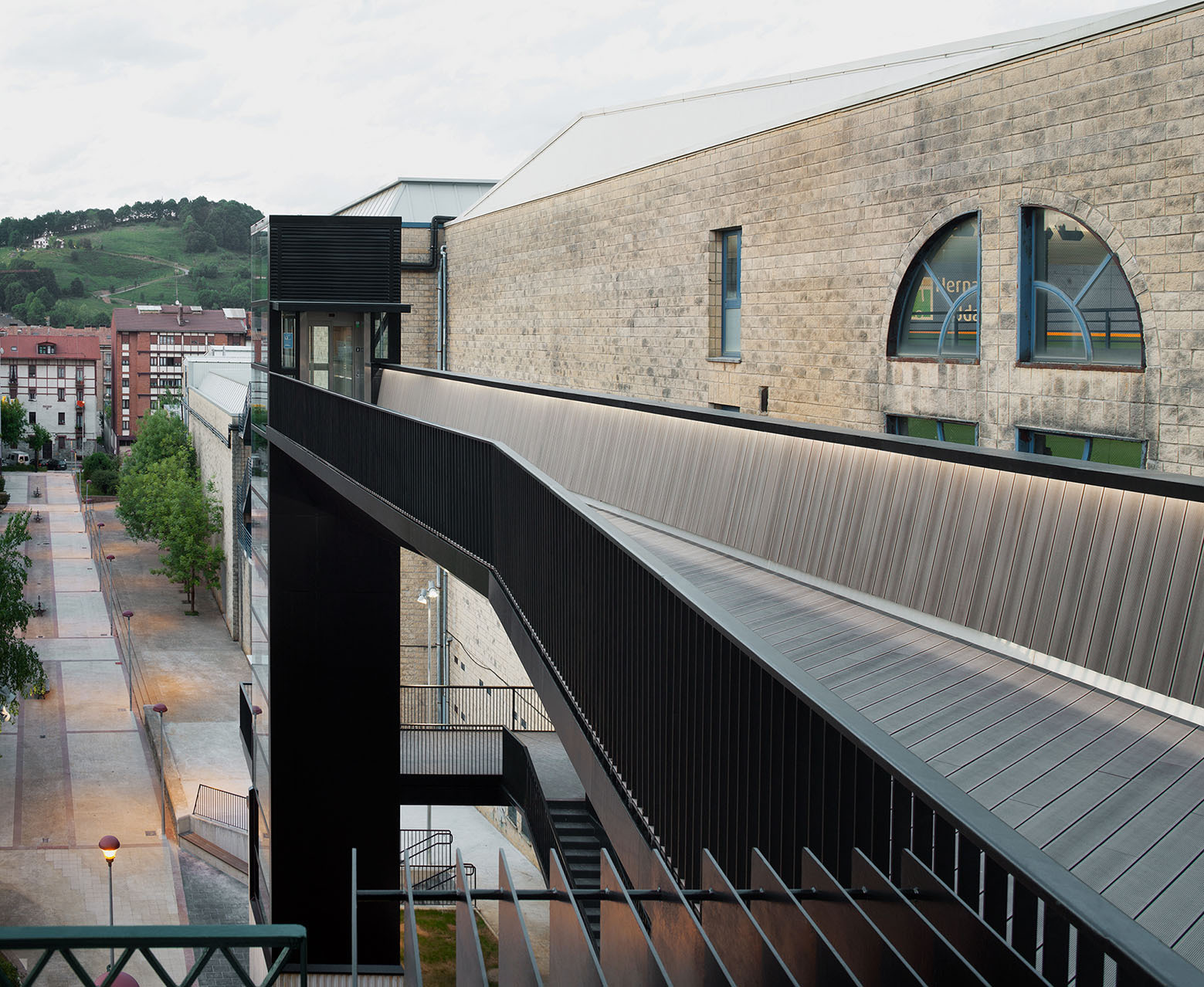 Gallery of Urban Elevator and Pedestrian Bridge / VAUMM - 9