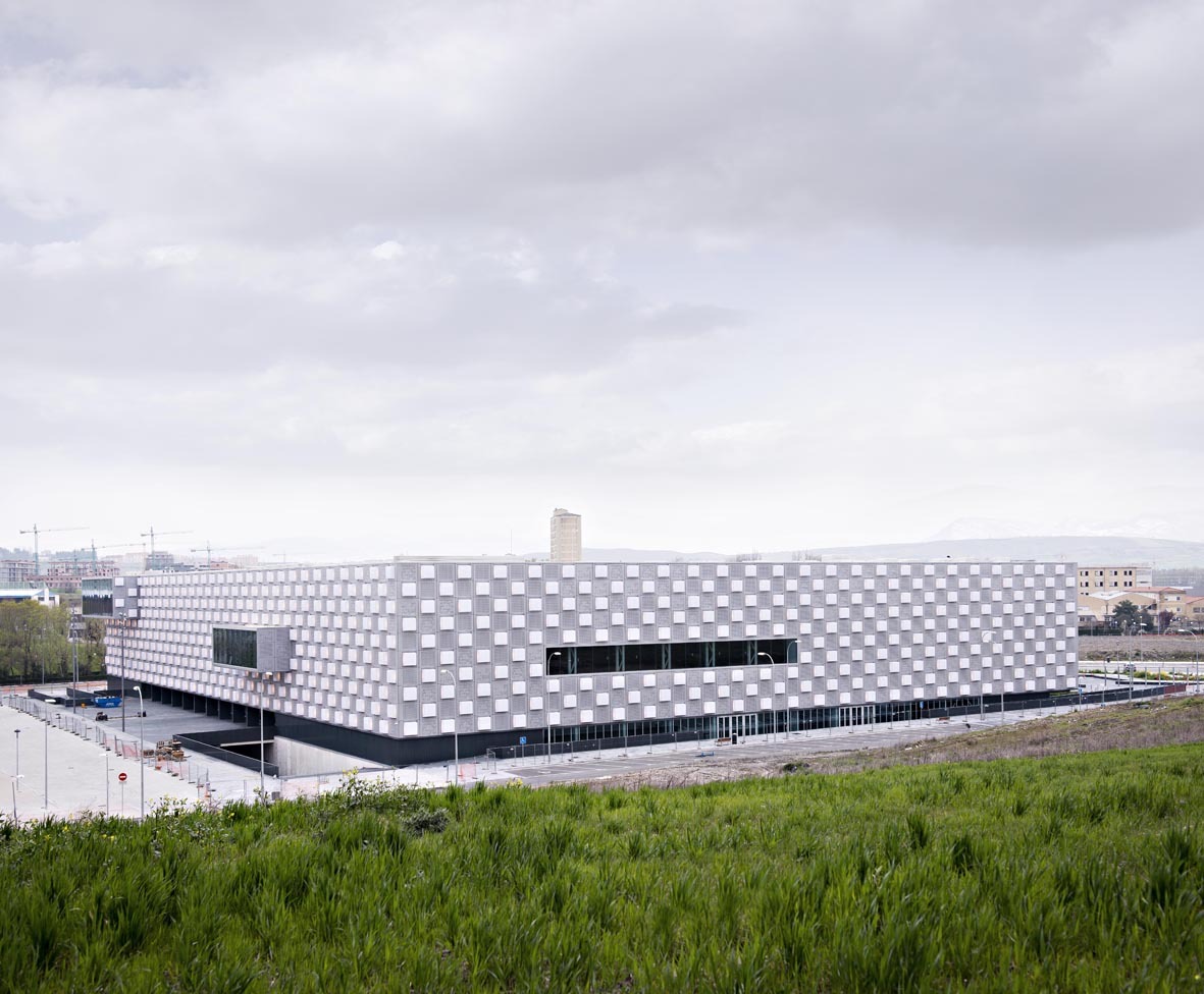 Galería de 1.000 cubos de luz que iluminan la fachada del Reyno de ...