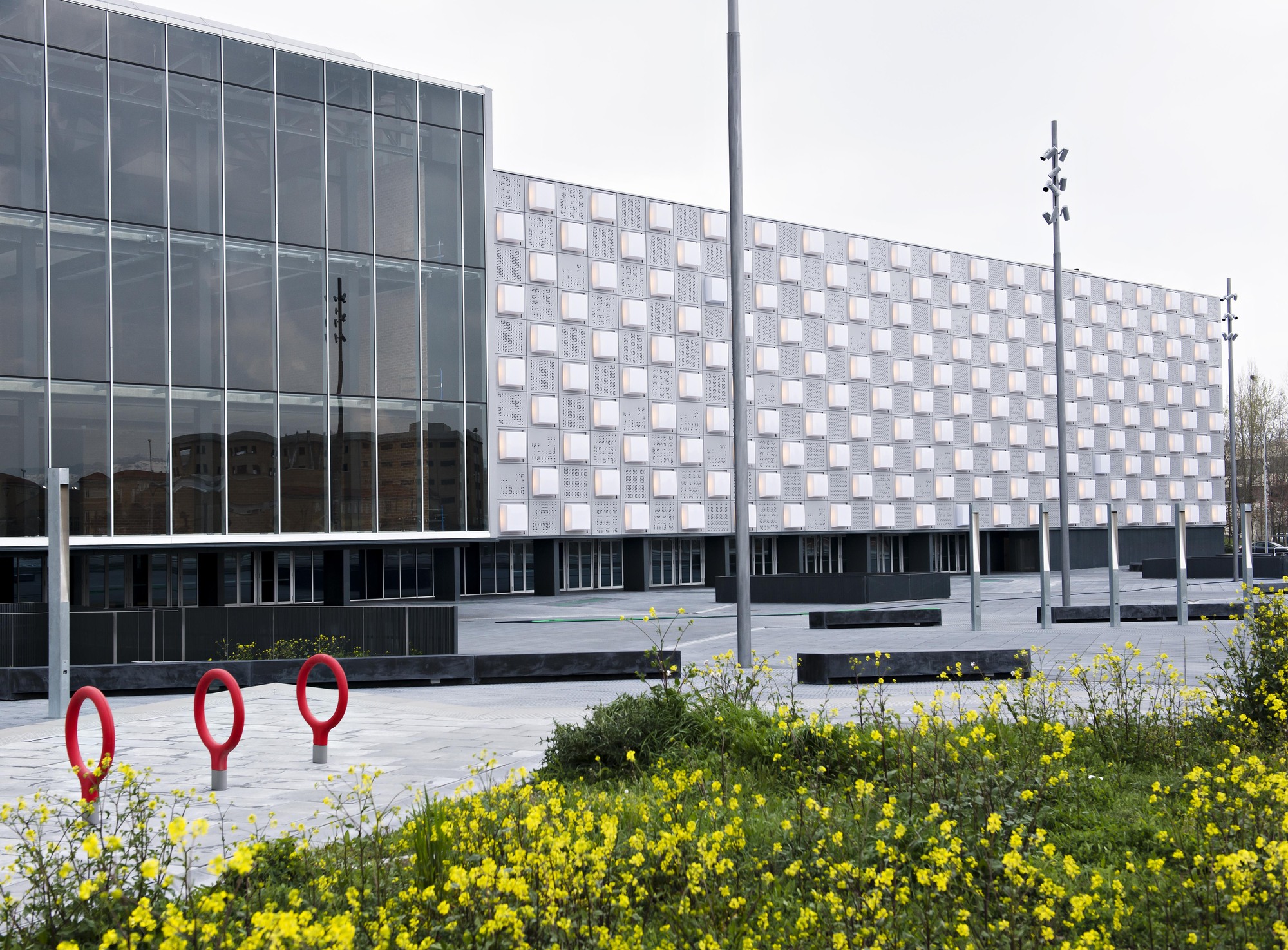 Galería de 1.000 cubos de luz que iluminan la fachada del Reyno de ...