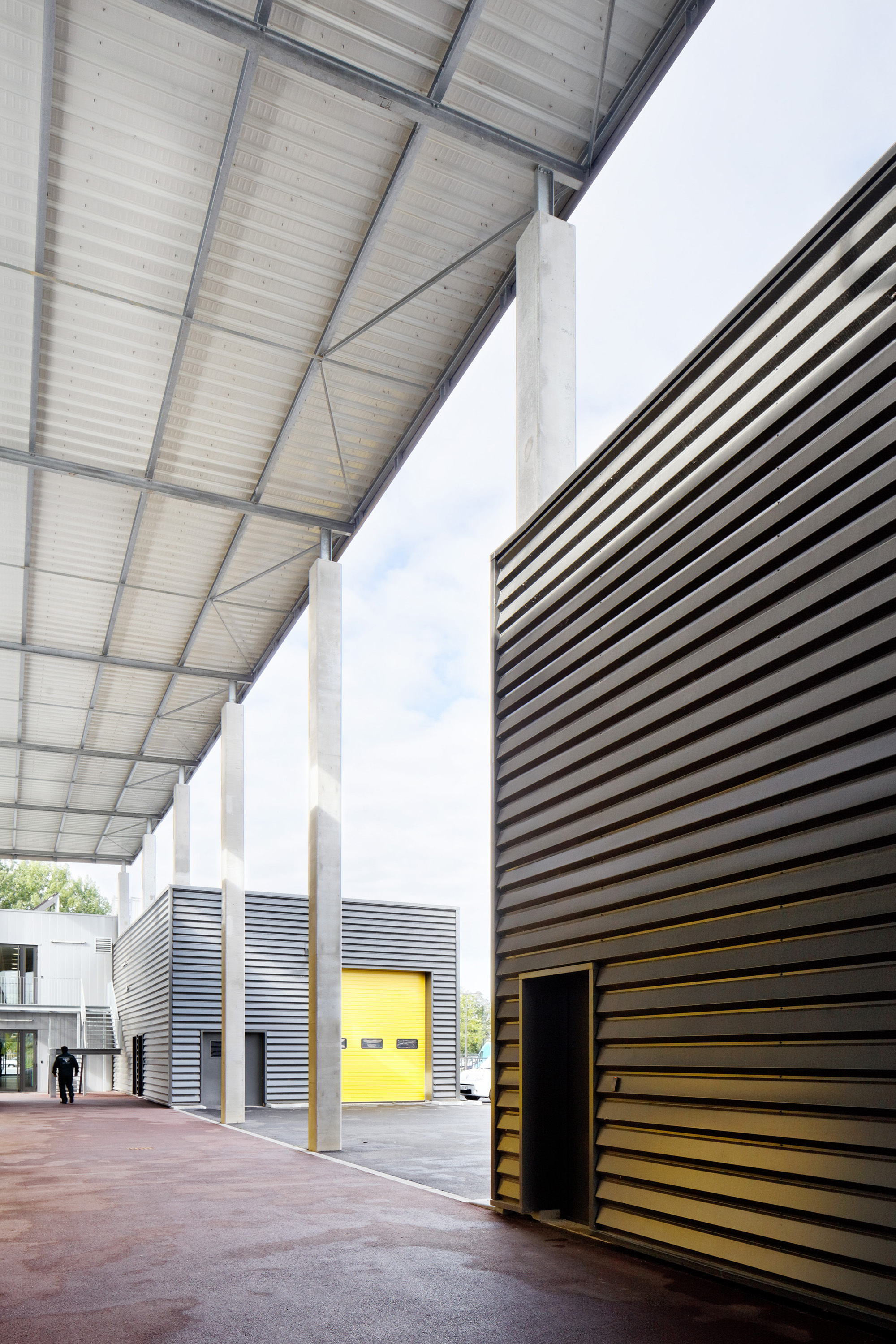 Gallery of Municipal Technical Center / STUDIOS Architecture - 18