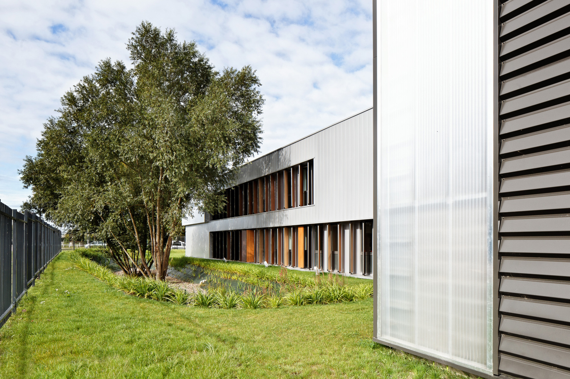 Gallery of Municipal Technical Center / STUDIOS Architecture - 10