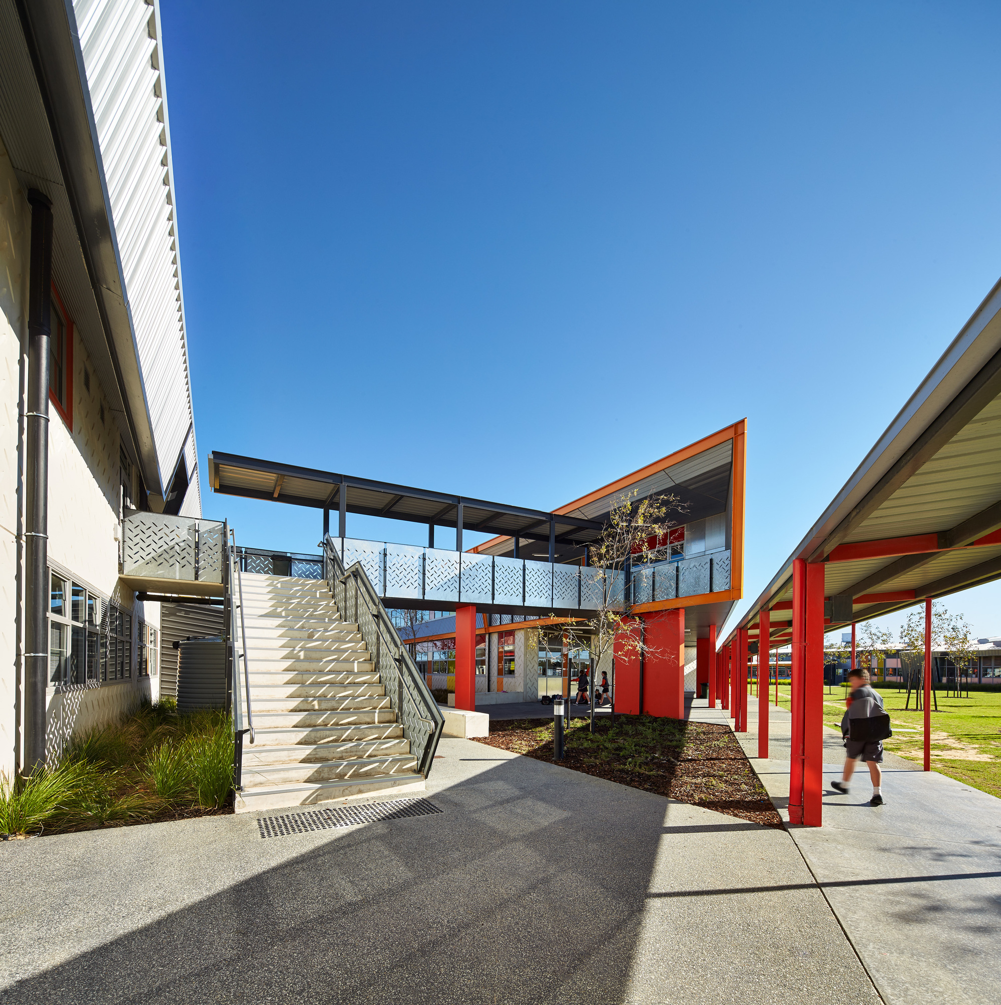 Galería de Escuela Secundaria Baldivis / JCY Architects and Urban ...