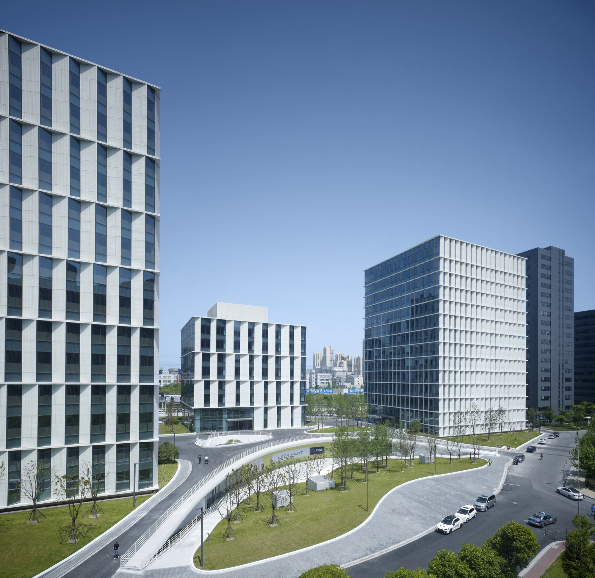 3Cubes Office Building / gmp Architekten | ArchDaily