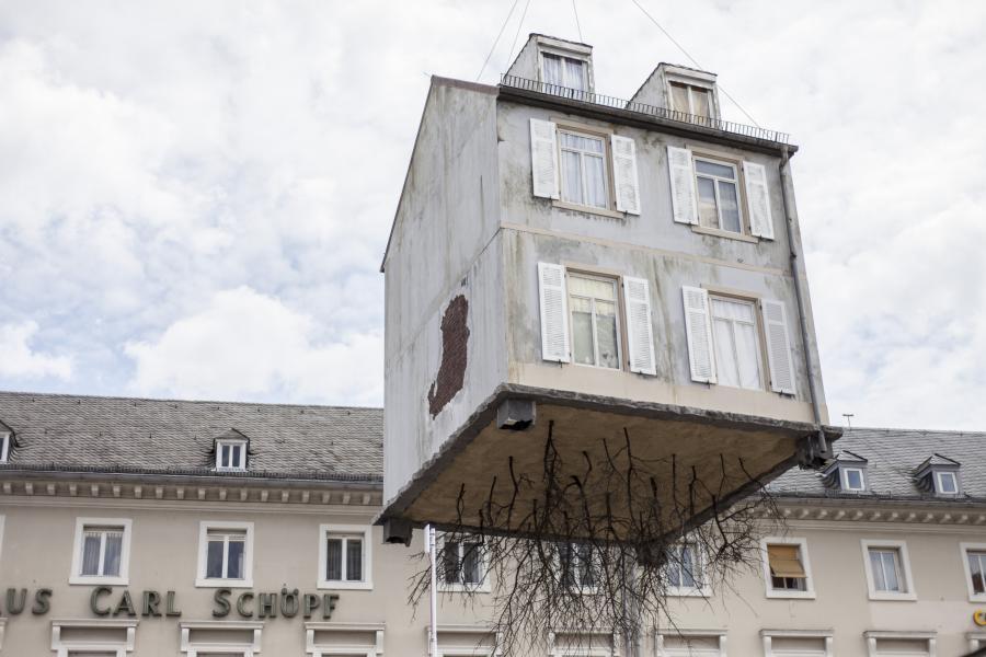 An Entire House is “Pulled by the Roots” in Leandro Erlich’s Latest ...