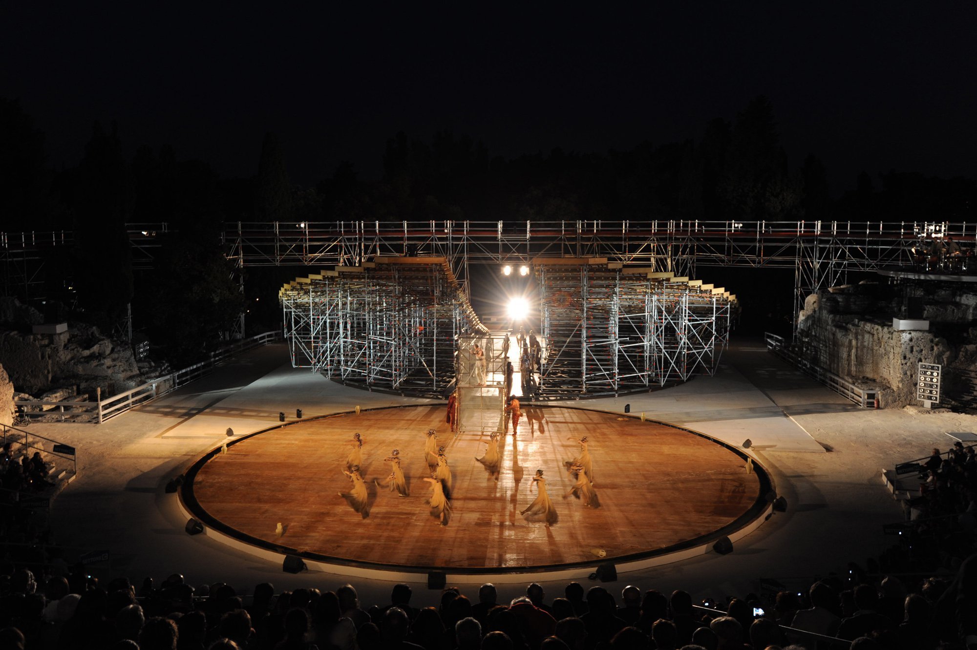 Galería de OMA diseña escenario para un antiguo Teatro Griego en ...