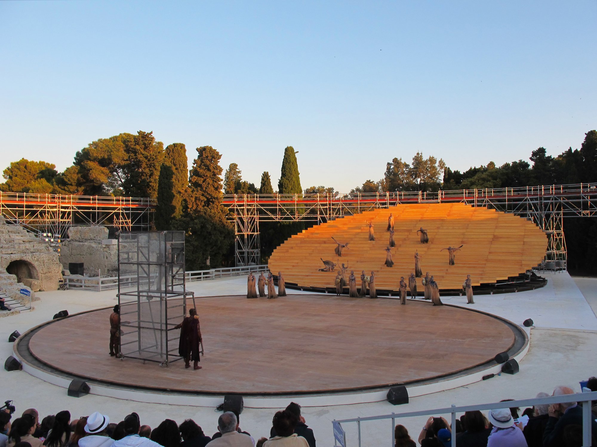 Galería de OMA diseña escenario para un antiguo Teatro Griego en ...