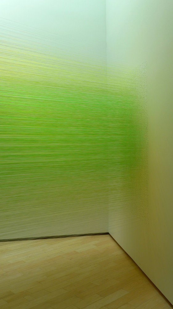 Transformación de un espacio blanco con luz y color / Anne Lindberg ...