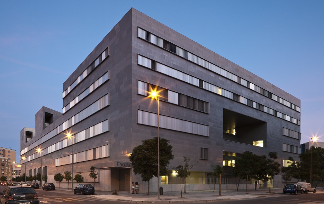 Galería de Facultad de Ciencias de la Educación / Cruz y Ortiz ...