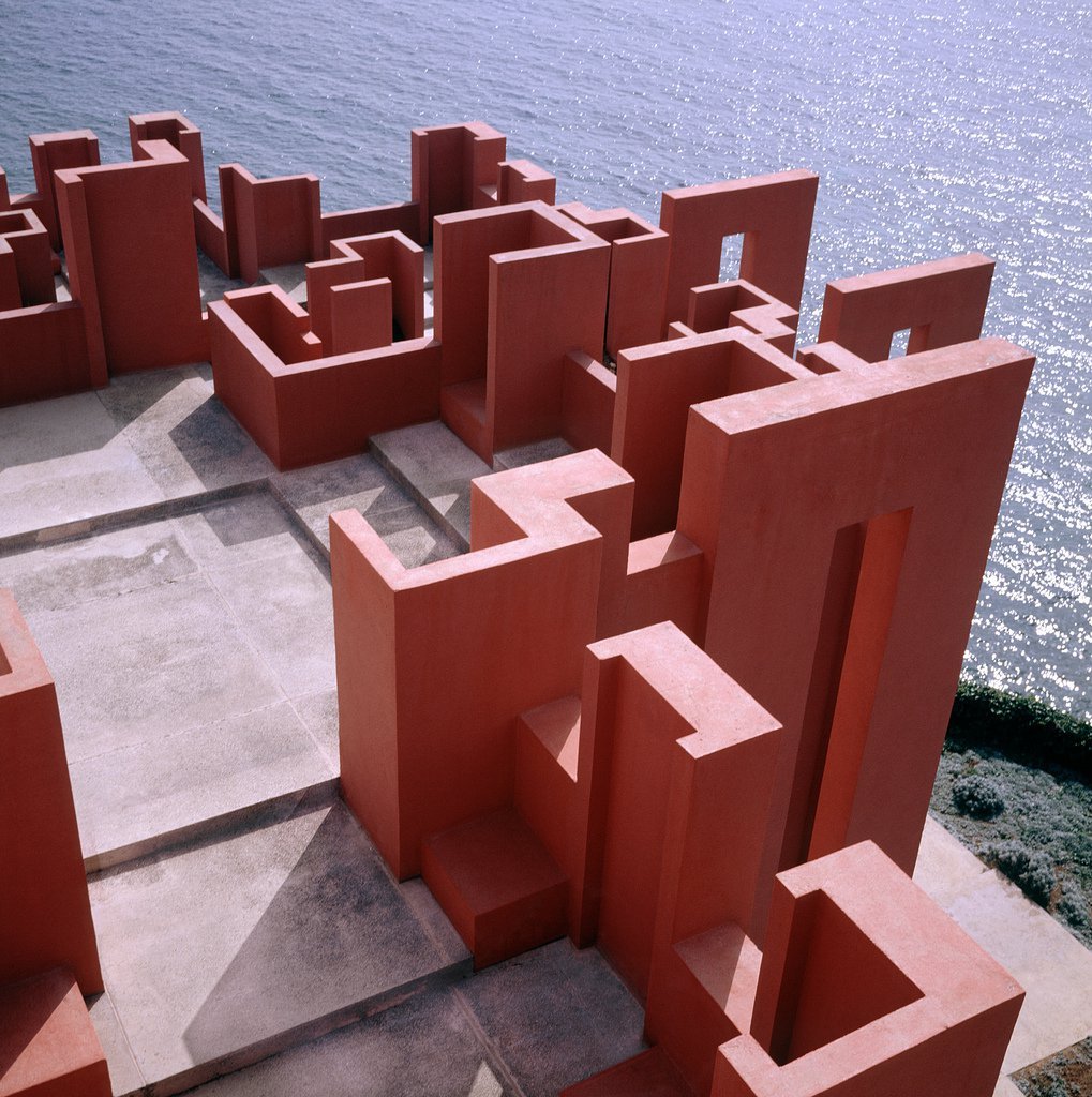 Galería de Clásicos de Arquitectura: La Muralla Roja / Ricardo Bofill - 29
