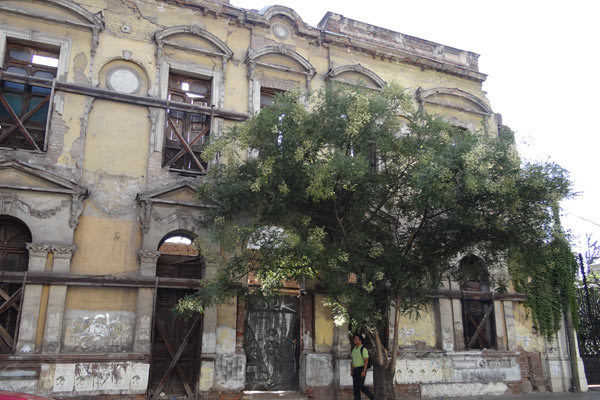 Galería de Peligro de Derrumbe en 12 edificios Patrimoniales de Santiago - 1