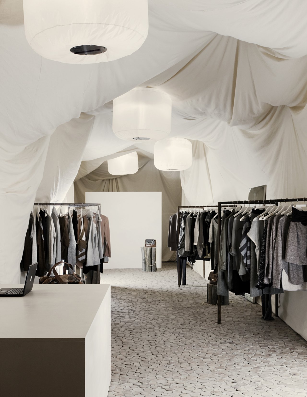 Galería de Tienda Nanushka / Daniel Balo, Zsofi Dobos, Dora Medveczky ...