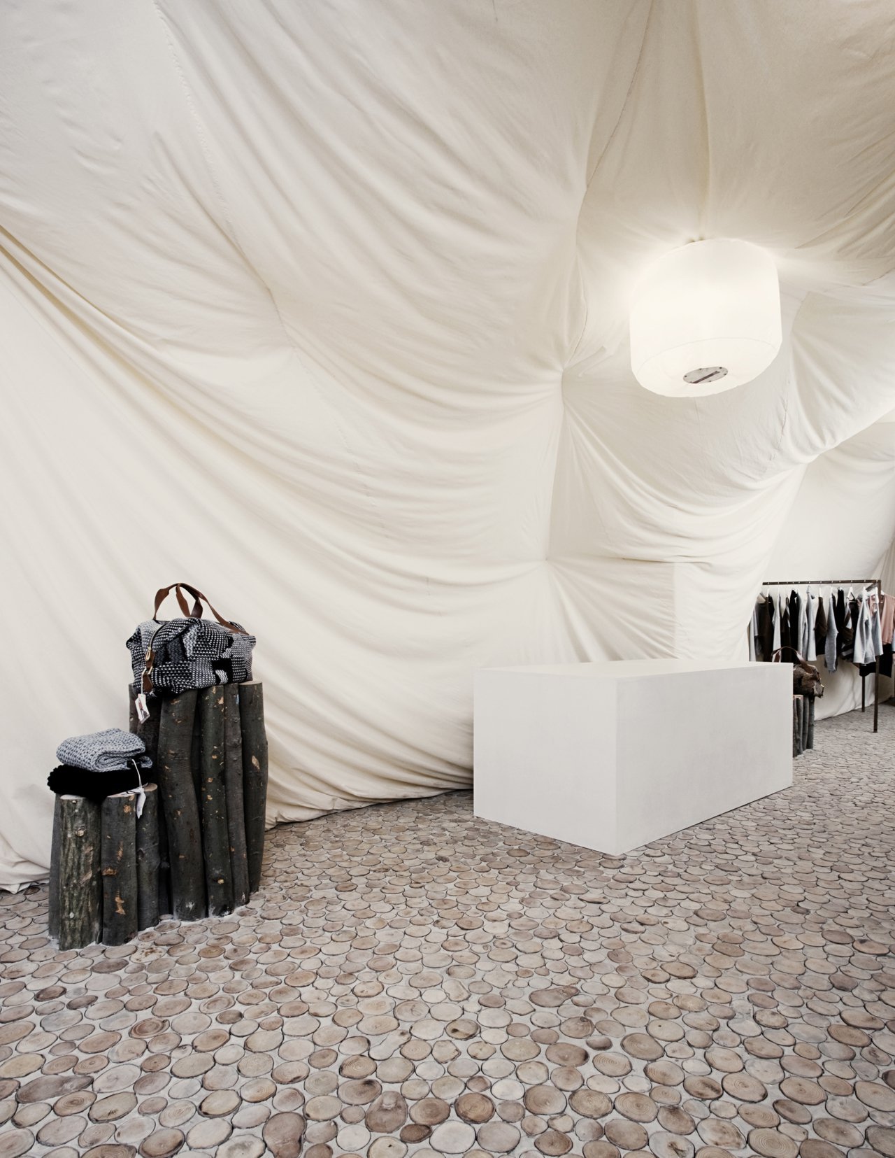 Galería de Tienda Nanushka / Daniel Balo, Zsofi Dobos, Dora Medveczky ...