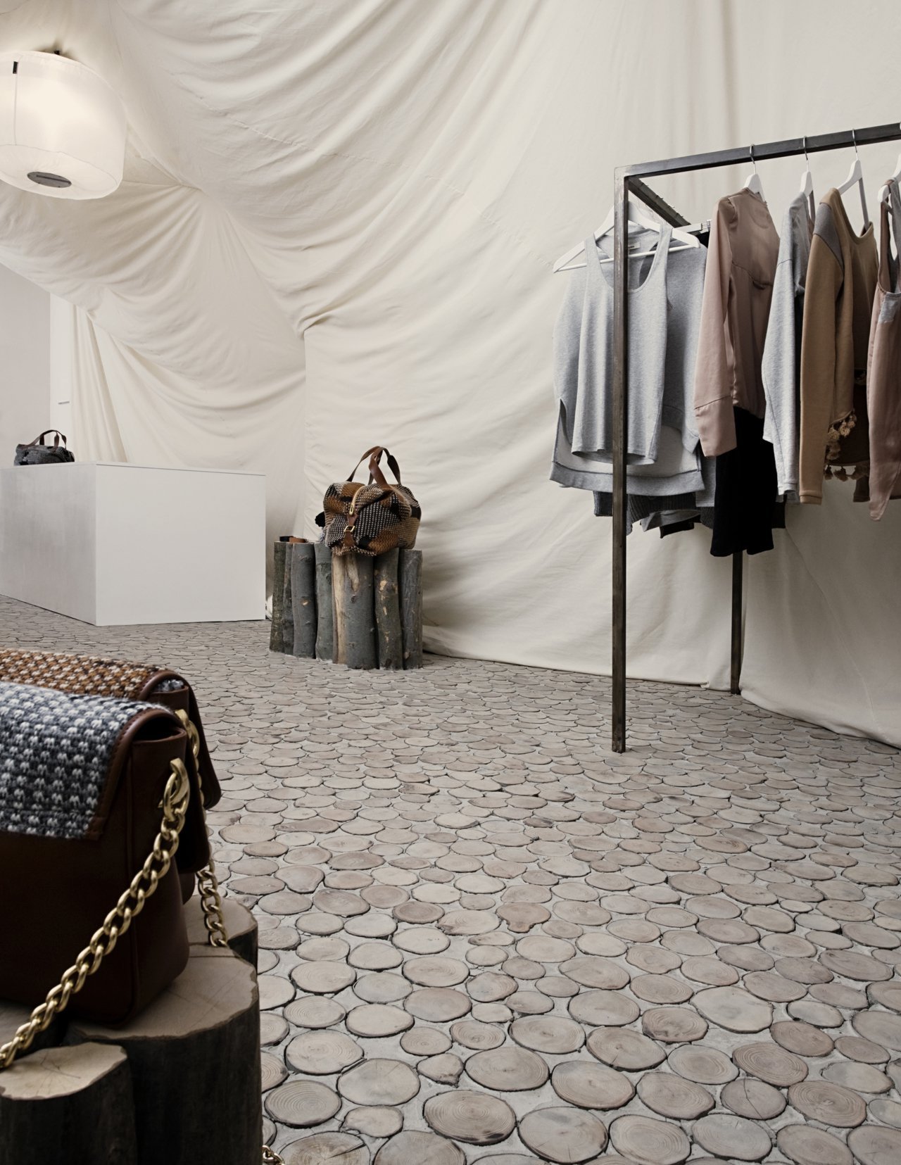 Galería de Tienda Nanushka / Daniel Balo, Zsofi Dobos, Dora Medveczky ...