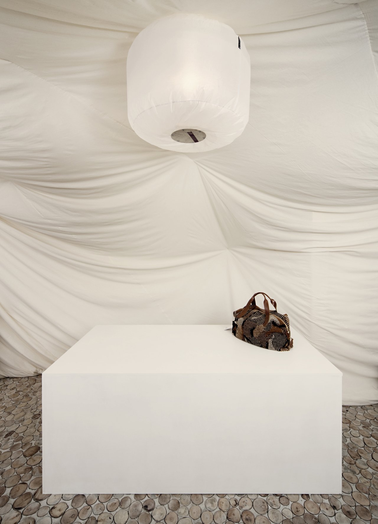 Galería de Tienda Nanushka / Daniel Balo, Zsofi Dobos, Dora Medveczky ...