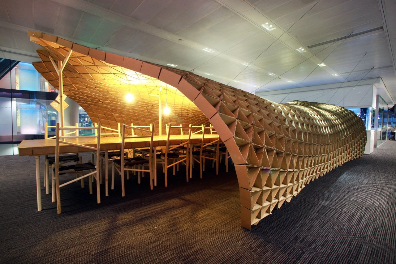 Galería de Pupa: un pabellón de cartón y pallets / Liam Hopkins - 5