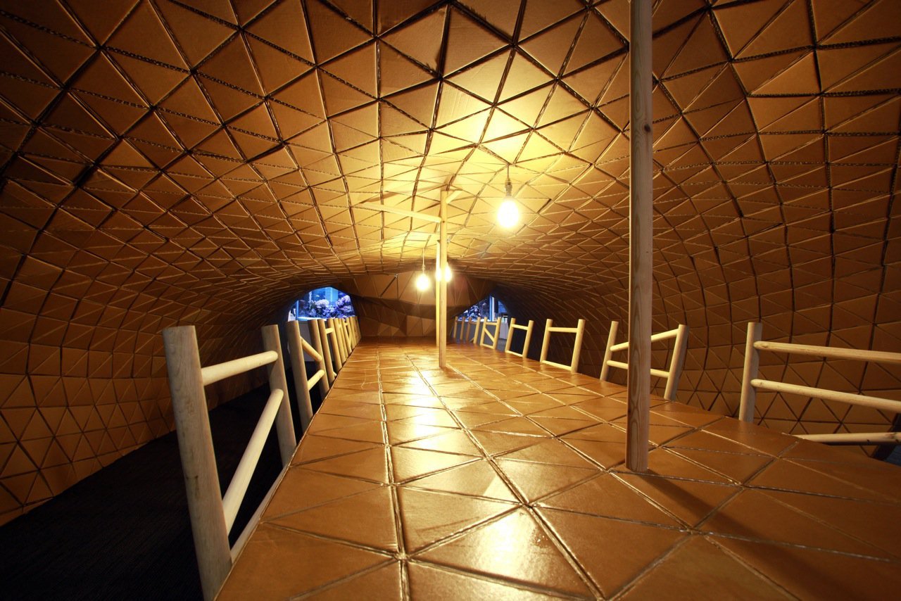 Galería de Pupa: un pabellón de cartón y pallets / Liam Hopkins - 7