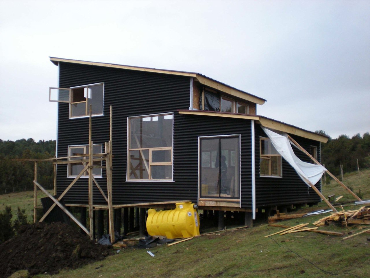 Galería de En Construcción: Casa Refugio en Trincao, Chiloé / Elizabeth ...