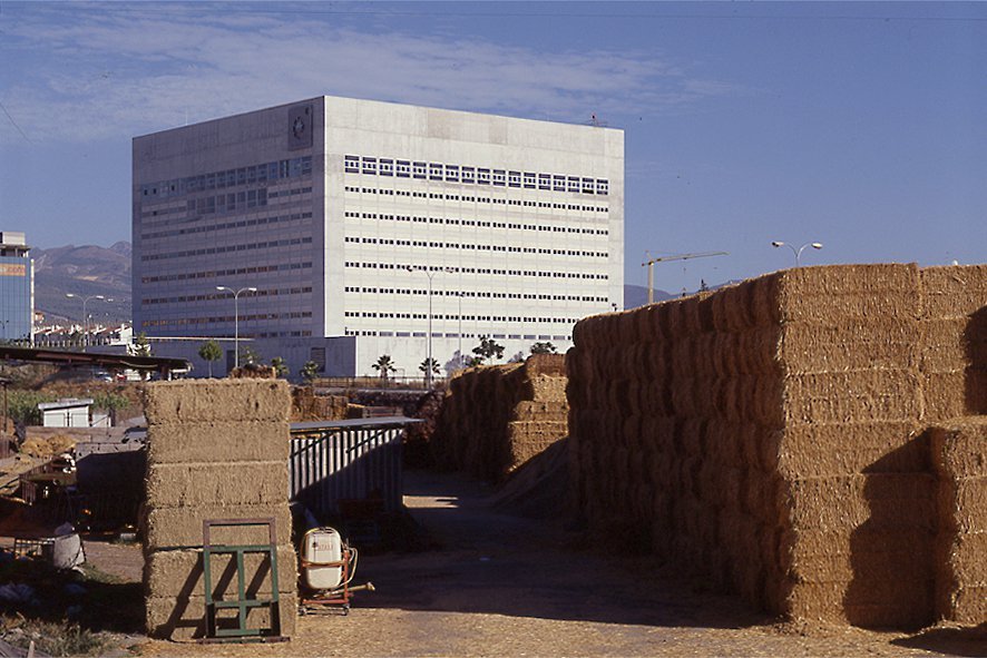 Galería de Clásicos de Arquitectura: Caja Granada. Impluvium de luz ...
