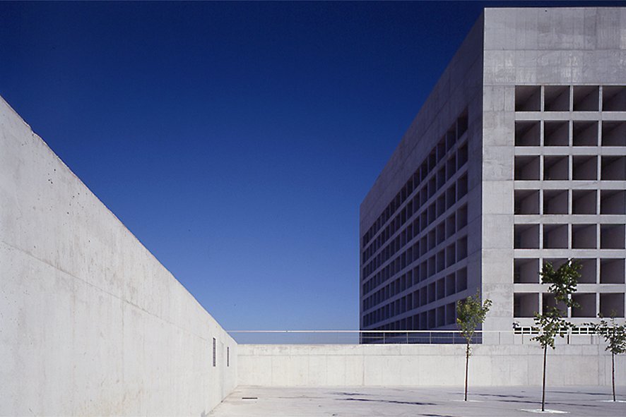 Galería de Clásicos de Arquitectura: Caja Granada. Impluvium de luz ...