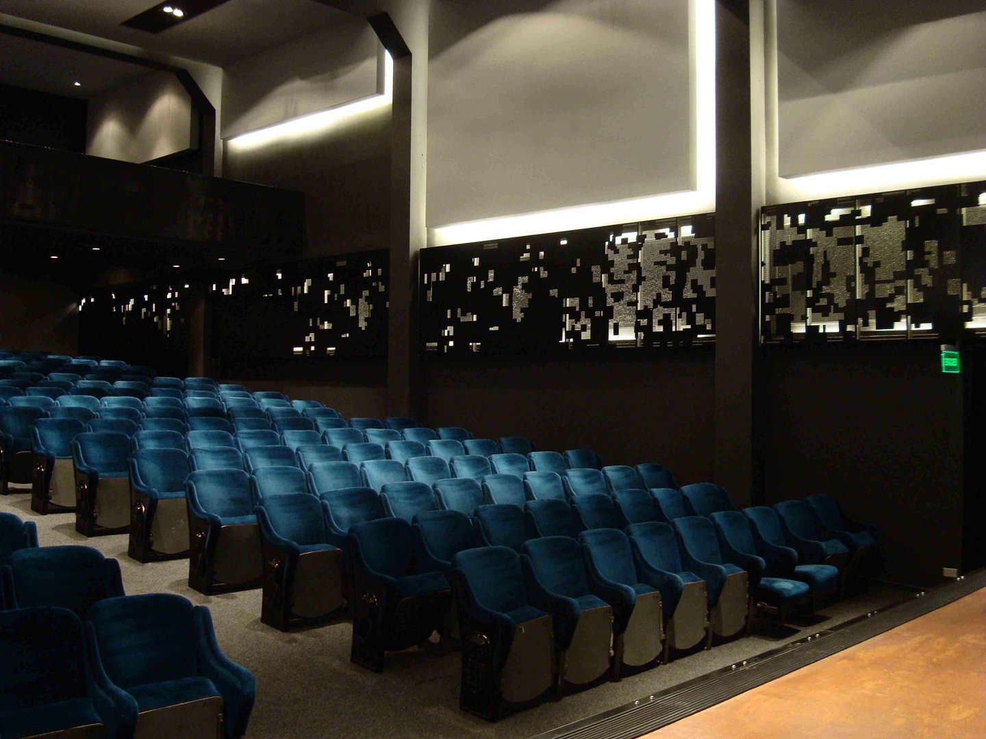 Galería de Remodelación Aula Magna Universidad del Desarrollo / Ruben ...