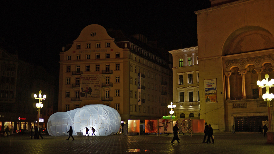 Gallery of Hot Air: An inflatable, inhabitable monument - 7