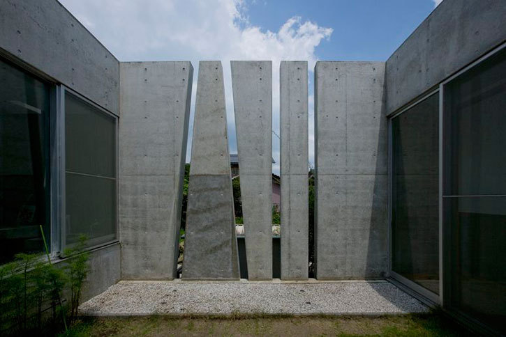 Gallery of Slit House / EASTERN Design Office - 8